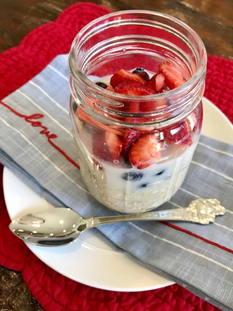 5-Ingredient Red, White and Blue Overnight Oats - Audrey Dunham
